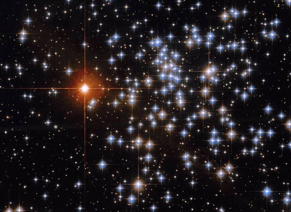 Hubble espía un brillante 'rocío' de estrellas en NGC 2660