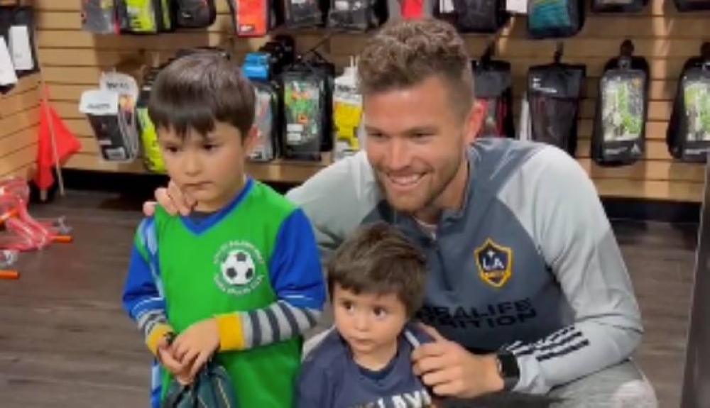 Este fue el noble gesto de Eriq Zavaleta con un pequeño hincha del Galaxy