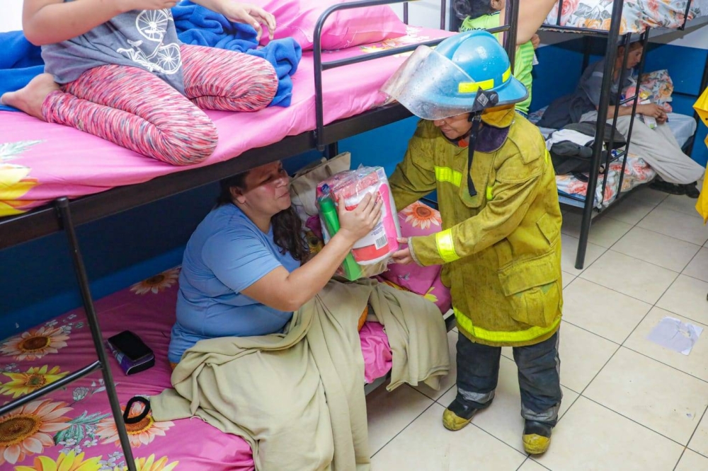 Albergan a ocho familias en colonia IVU por lluvias
