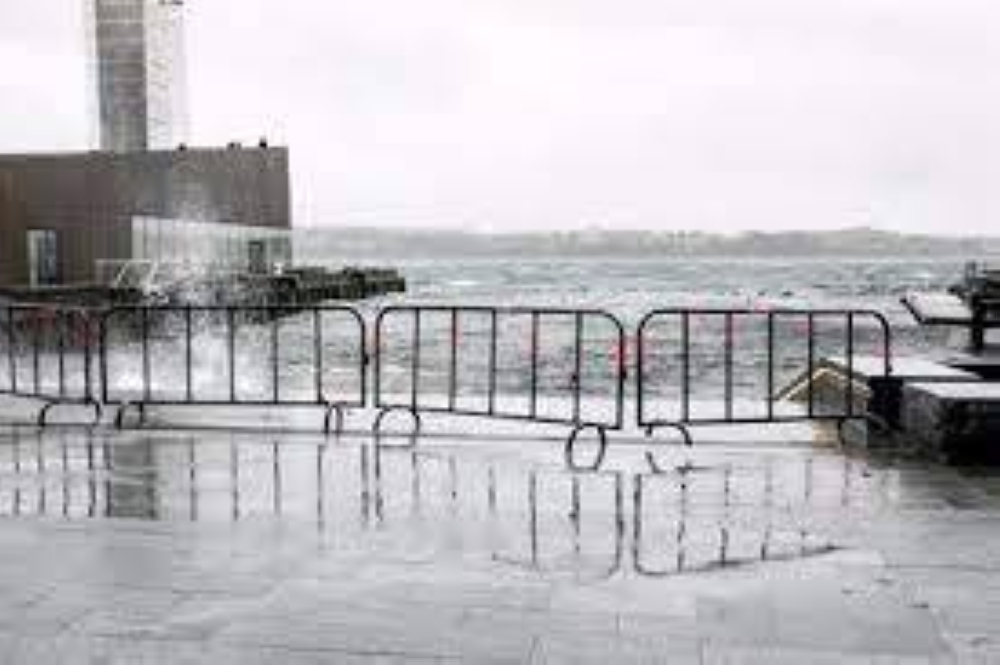 La tormenta tropical 'Lee' llega a Canadá y deja sin electricidad a ...
