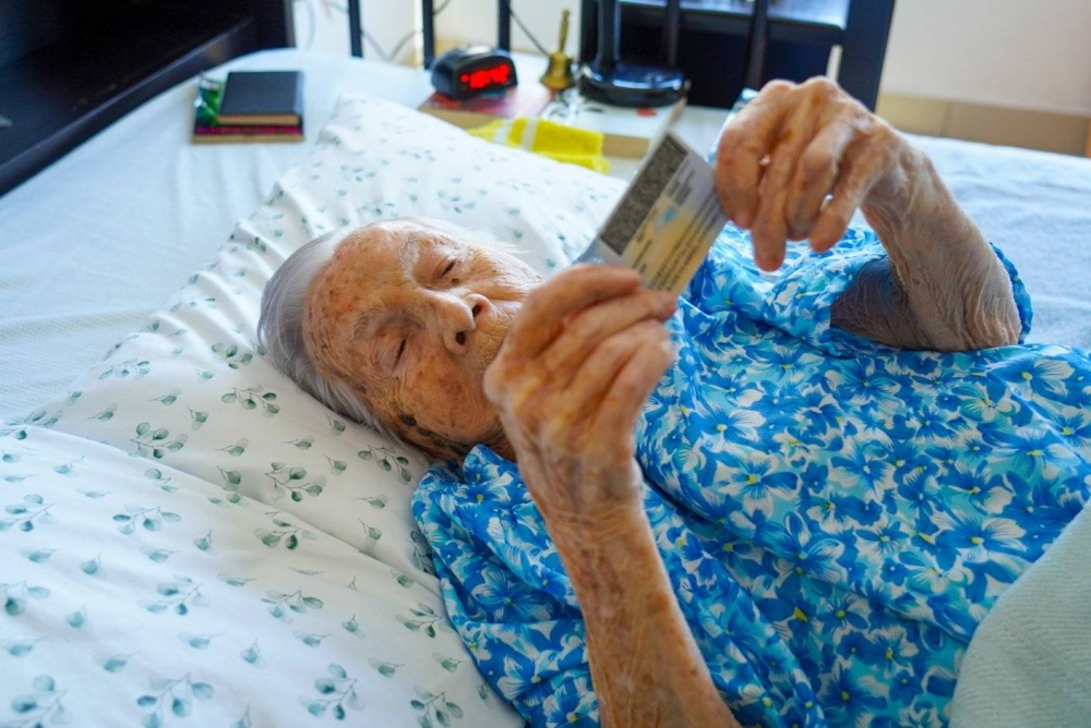 Mujer salvadoreña que cumple 101 años recibe DUI a domicilio