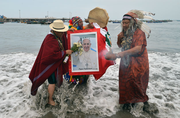 Chamanes peruanos invocan al Sol en ritual de bienvenida al papa