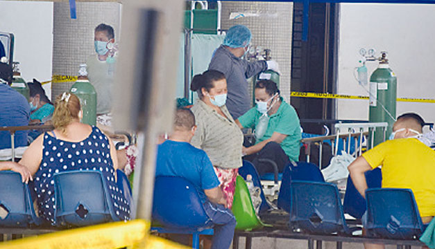 Gobierno señala descongestión de hospitales, pero el ISSS sigue lleno